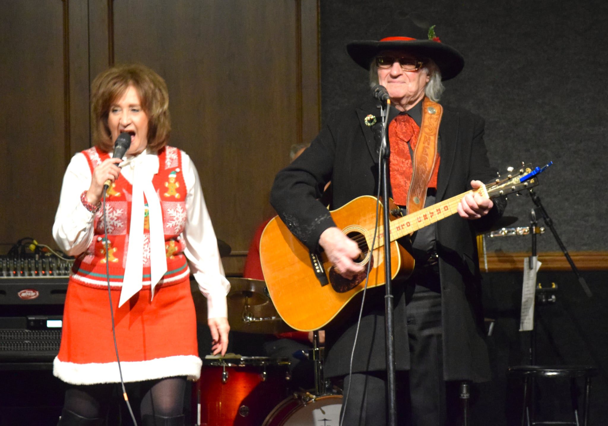 Sherwin Linton fans fill Redlin Art Center for annual Christmas show ...