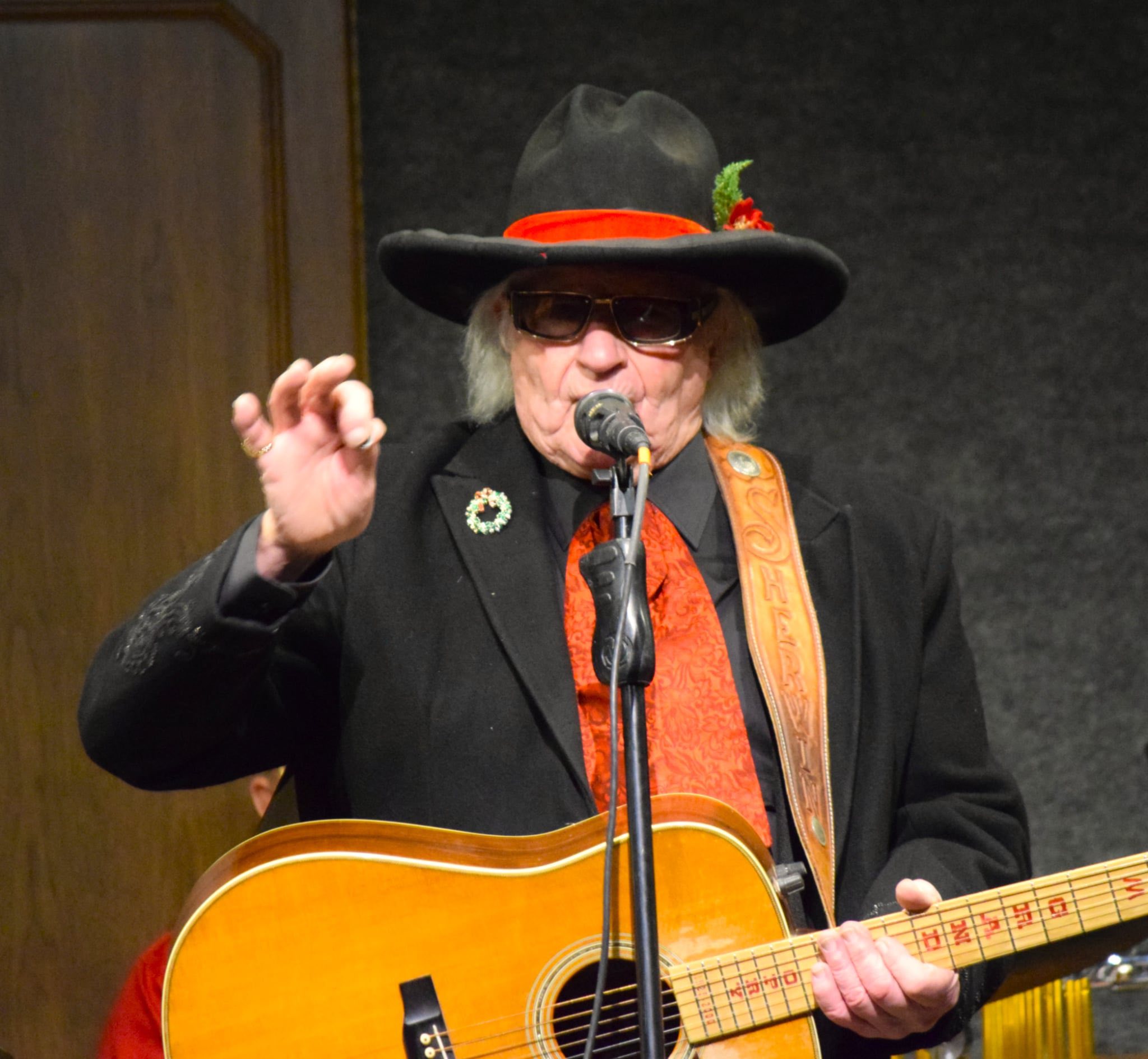 Sherwin Linton fans fill Redlin Art Center for annual Christmas show ...